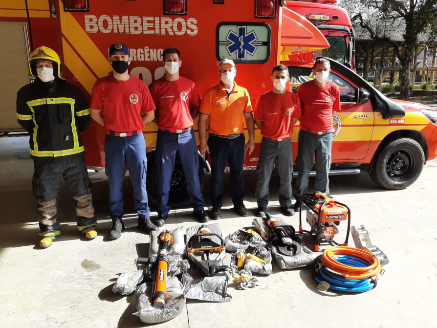 CBMSC FAZ ENTREGA DE FERRAMENTA HIDRÁULICA DE RESGATE VEICULAR