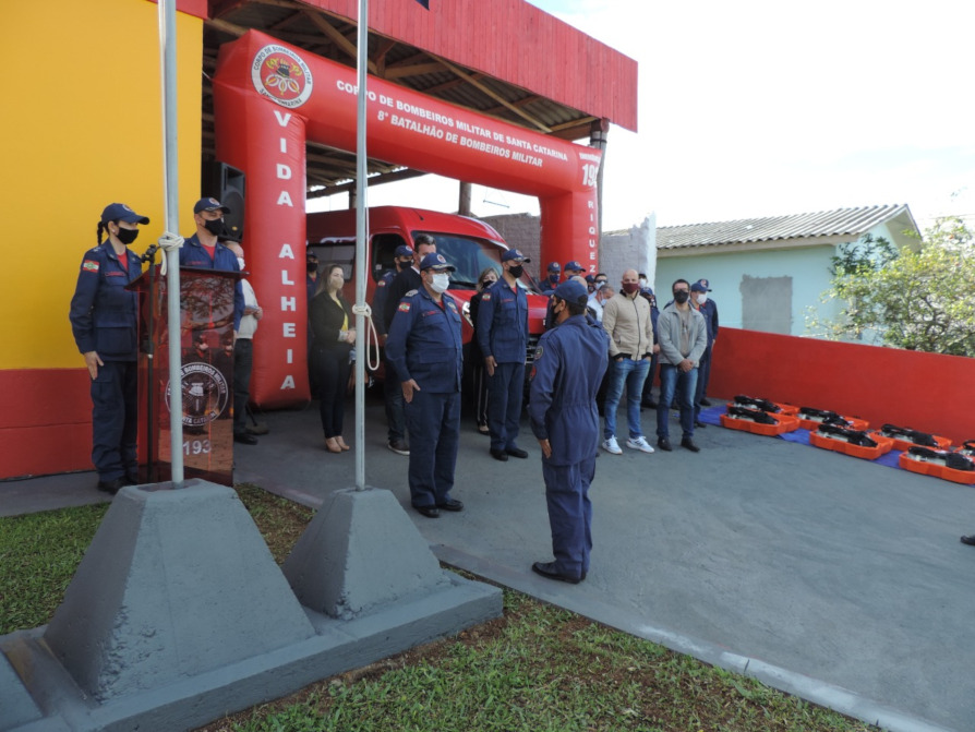 Imaruí recebe veículo e equipamentos em formatura - Blog de Notícias